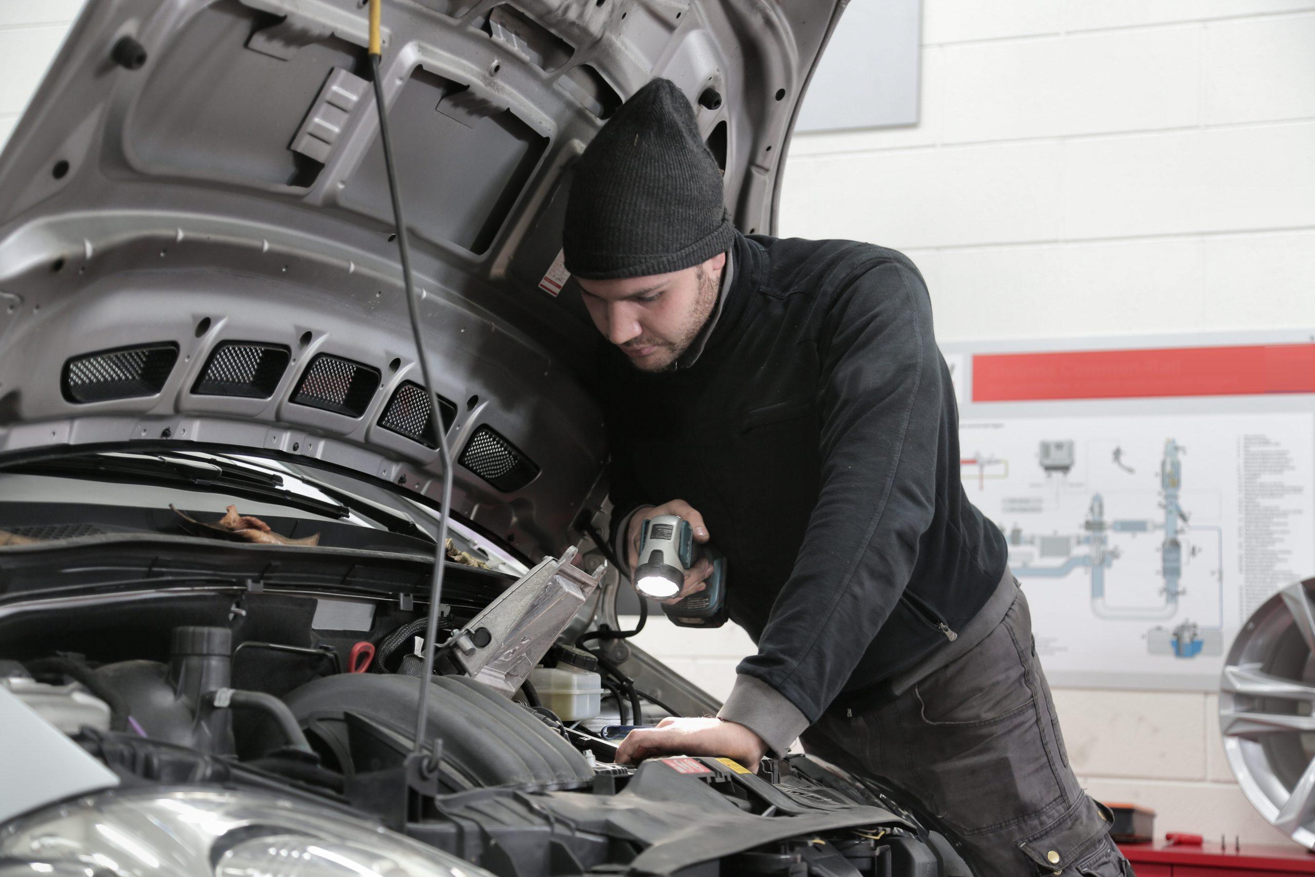 Waarom naar een autogarage gaan en niet zelf sleutelen? - Wrappen.nl